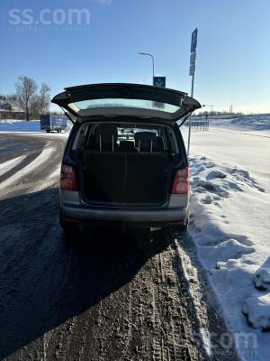 Pelēks Volkswagen Touran 2007 Rīga, ar dzinēja tilpumu 2.00 L un nobraukumu 460 tūkst. km par 1950 €, foto 8 vietnē AUTOMOTO.COM.LV