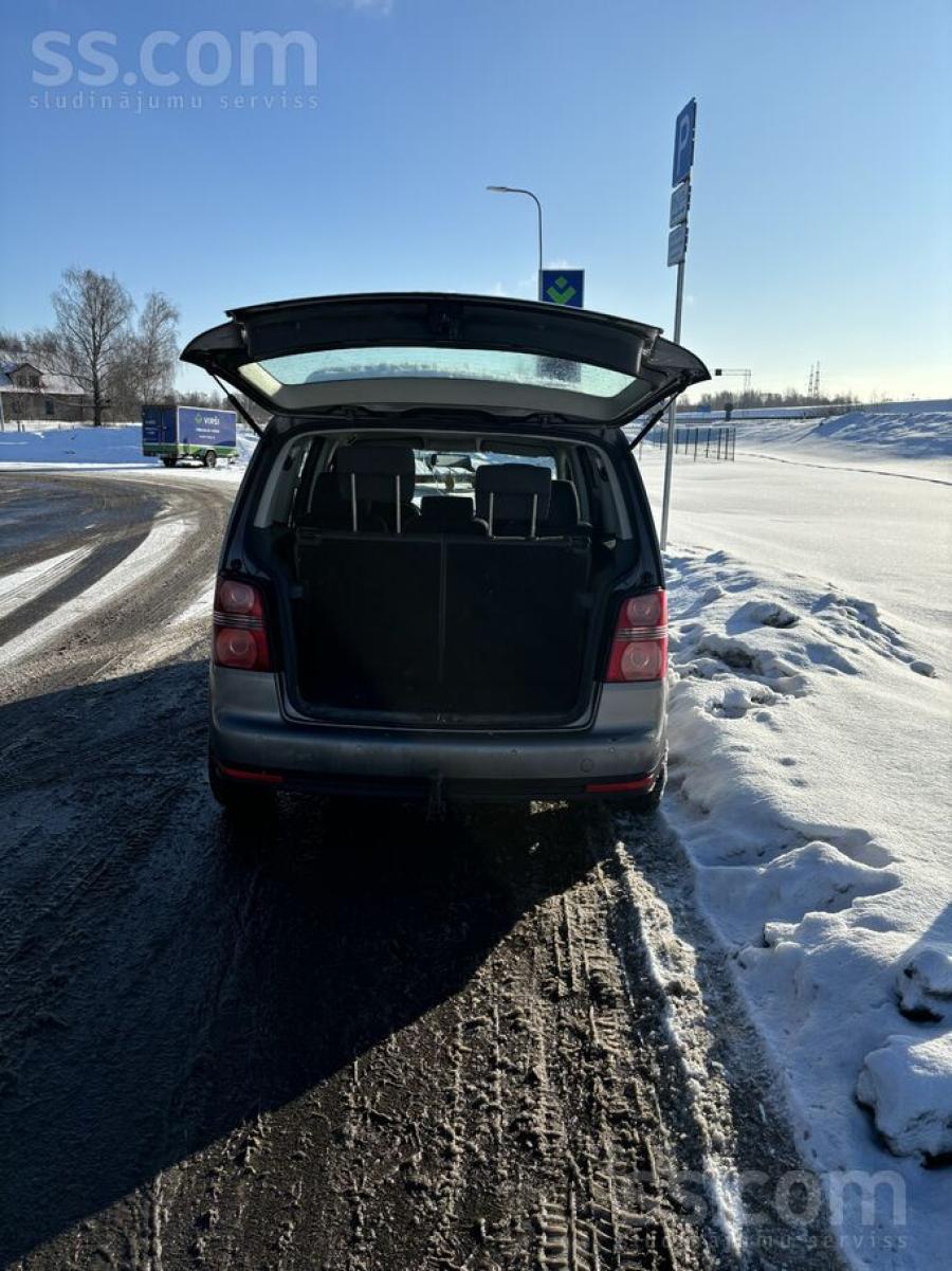 Pelēks Volkswagen Touran 2007 Rīga, ar dzinēja tilpumu 2.00 L un nobraukumu 460 tūkst. km par 1950 €, foto 8 vietnē AUTOMOTO.COM.LV