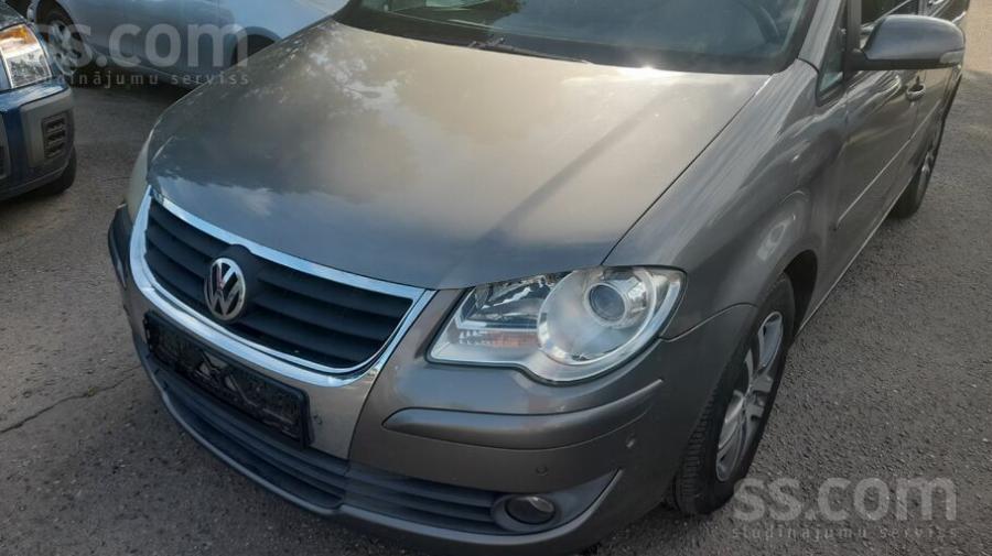 Grey Volkswagen Touran 2007 in Riga, with an engine capacity of 1.90 L and mileage of 248 thousand km for 2100 €, photo 15 on AUTOMOTO.COM.LV