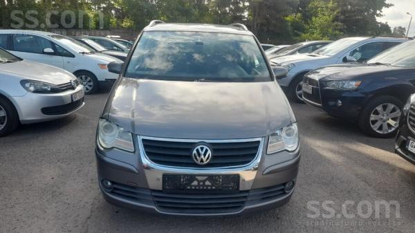 Grey Volkswagen Touran 2007 in Riga, with an engine capacity of 1.90 L and mileage of 248 thousand km for 2100 €, photo 1 on AUTOMOTO.COM.LV