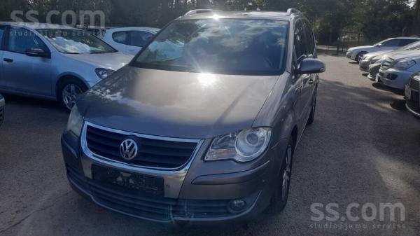 Grey Volkswagen Touran 2007 in Riga, with an engine capacity of 1.90 L and mileage of 248 thousand km for 2100 €, photo 3 on AUTOMOTO.COM.LV