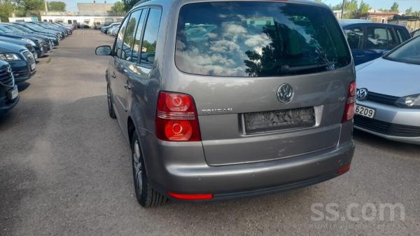 Grey Volkswagen Touran 2007 in Riga, with an engine capacity of 1.90 L and mileage of 248 thousand km for 2100 €, photo 6 on AUTOMOTO.COM.LV