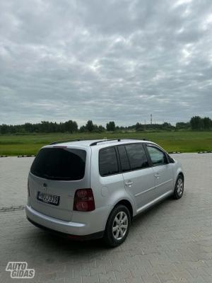 Pelēks Volkswagen Touran 2007 Šauļi, ar dzinēja tilpumu 1.90 L un nobraukumu 290 tūkst. km par 2400 €, foto 4 vietnē AUTOMOTO.COM.LV