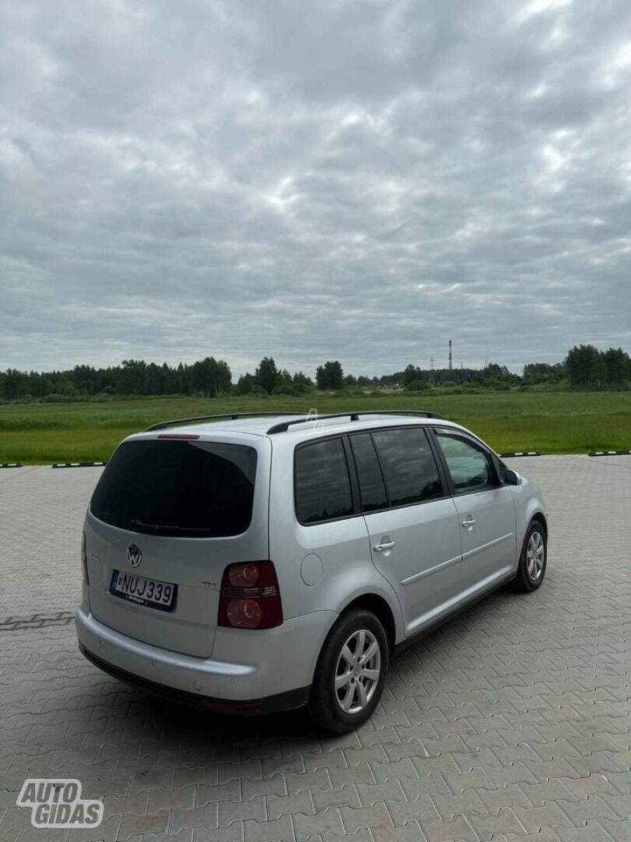 Pelēks Volkswagen Touran 2007 Šauļi, ar dzinēja tilpumu 1.90 L un nobraukumu 290 tūkst. km par 2400 €, foto 4 vietnē AUTOMOTO.COM.LV