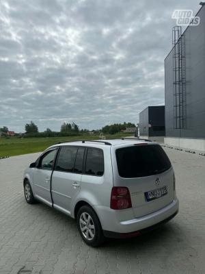 Pelēks Volkswagen Touran 2007 Šauļi, ar dzinēja tilpumu 1.90 L un nobraukumu 290 tūkst. km par 2400 €, foto 5 vietnē AUTOMOTO.COM.LV