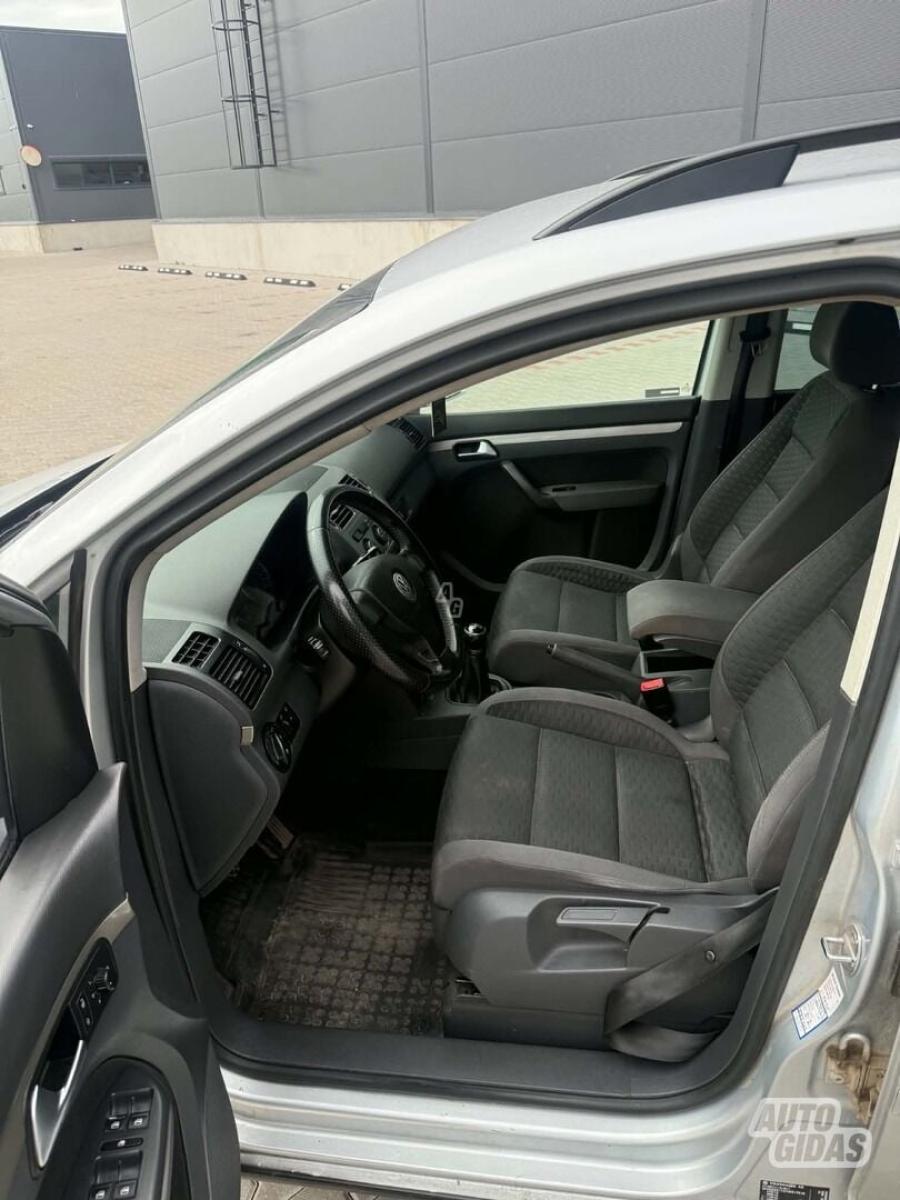 Pelēks Volkswagen Touran 2007 Šauļi, ar dzinēja tilpumu 1.90 L un nobraukumu 290 tūkst. km par 2400 €, foto 6 vietnē AUTOMOTO.COM.LV