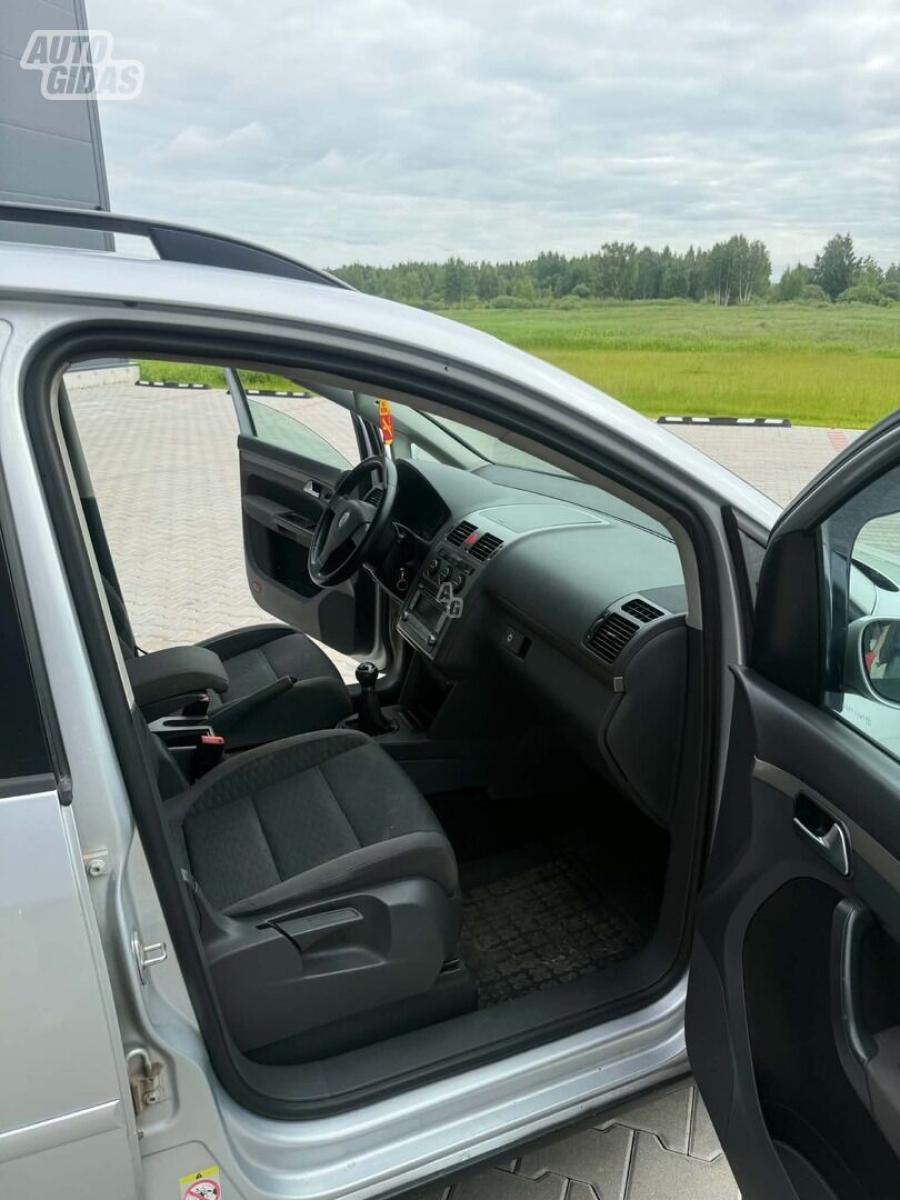 Pelēks Volkswagen Touran 2007 Šauļi, ar dzinēja tilpumu 1.90 L un nobraukumu 290 tūkst. km par 2400 €, foto 7 vietnē AUTOMOTO.COM.LV