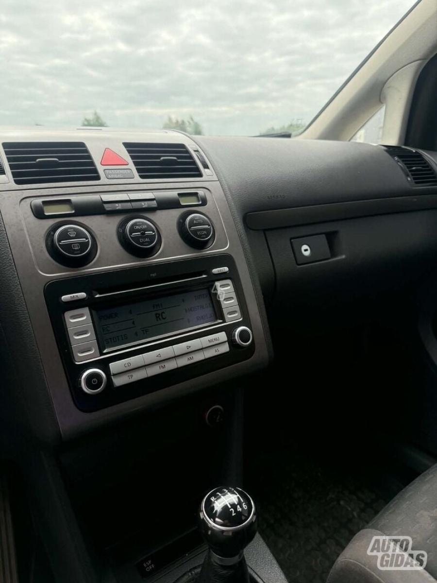 Pelēks Volkswagen Touran 2007 Šauļi, ar dzinēja tilpumu 1.90 L un nobraukumu 290 tūkst. km par 2400 €, foto 9 vietnē AUTOMOTO.COM.LV