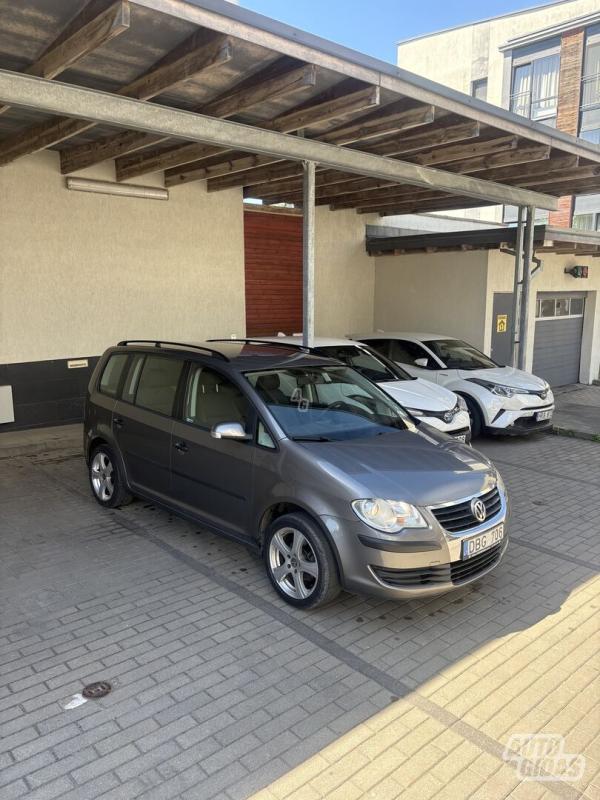 Pelēks Volkswagen Touran 2007 Viļņa, ar dzinēja tilpumu 1.40 L un nobraukumu 232 tūkst. km par 1999 €, foto 1 vietnē AUTOMOTO.COM.LV