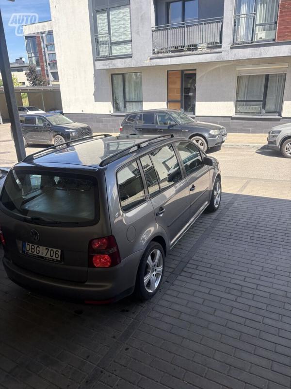 Pelēks Volkswagen Touran 2007 Viļņa, ar dzinēja tilpumu 1.40 L un nobraukumu 232 tūkst. km par 1999 €, foto 3 vietnē AUTOMOTO.COM.LV
