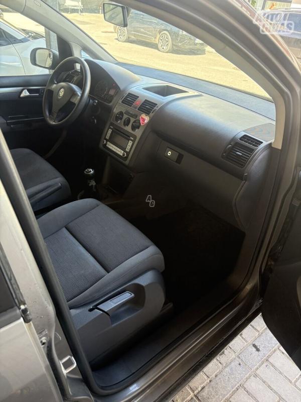 Pelēks Volkswagen Touran 2007 Viļņa, ar dzinēja tilpumu 1.40 L un nobraukumu 232 tūkst. km par 1999 €, foto 6 vietnē AUTOMOTO.COM.LV