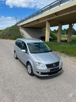 Grey Volkswagen Touran 2007 in Marijampole, with an engine capacity of 1.39 L and mileage of 215 thousand km for 2650 €, photo 3 on AUTOMOTO.COM.LV