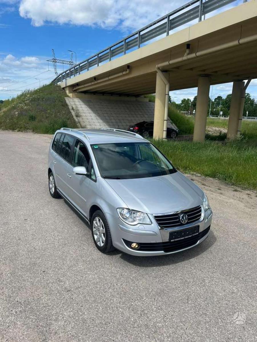 Grey Volkswagen Touran 2007 in Marijampole, with an engine capacity of 1.39 L and mileage of 215 thousand km for 2650 €, photo 3 on AUTOMOTO.COM.LV