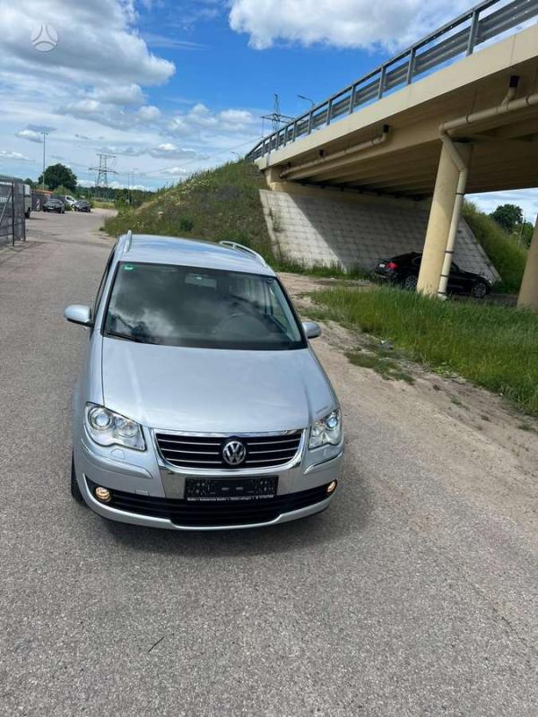 Grey Volkswagen Touran 2007 in Marijampole, with an engine capacity of 1.39 L and mileage of 215 thousand km for 2650 €, photo 3 on AUTOMOTO.COM.LV