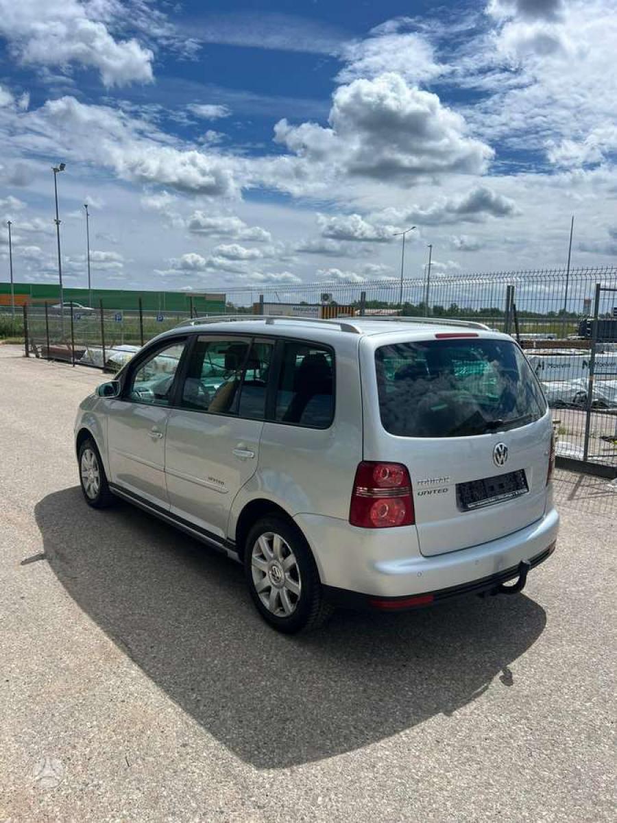 Grey Volkswagen Touran 2007 in Marijampole, with an engine capacity of 1.39 L and mileage of 215 thousand km for 2650 €, photo 5 on AUTOMOTO.COM.LV