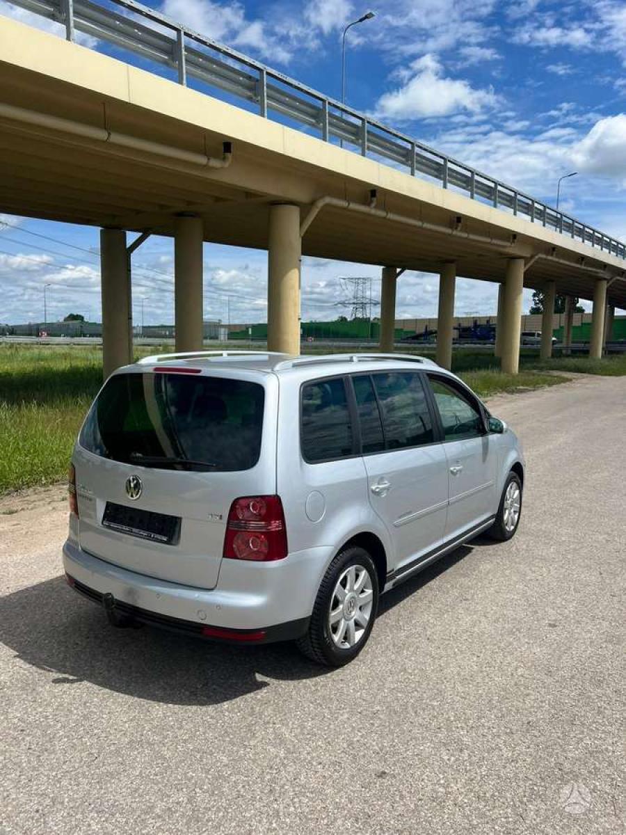 Grey Volkswagen Touran 2007 in Marijampole, with an engine capacity of 1.39 L and mileage of 215 thousand km for 2650 €, photo 6 on AUTOMOTO.COM.LV