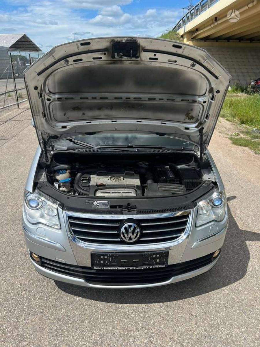 Grey Volkswagen Touran 2007 in Marijampole, with an engine capacity of 1.39 L and mileage of 215 thousand km for 2650 €, photo 8 on AUTOMOTO.COM.LV
