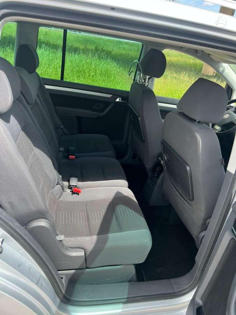Grey Volkswagen Touran 2007 in Marijampole, with an engine capacity of 1.39 L and mileage of 215 thousand km for 2650 €, photo 9 on AUTOMOTO.COM.LV