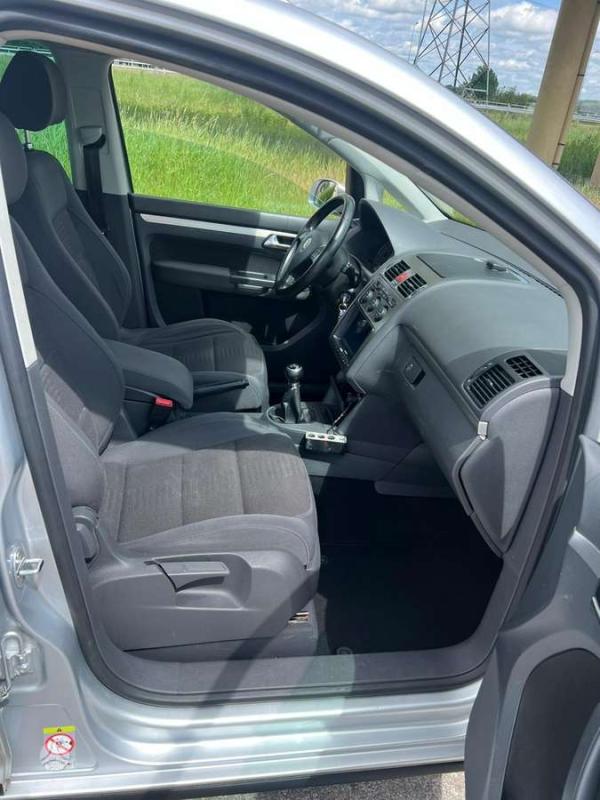 Grey Volkswagen Touran 2007 in Marijampole, with an engine capacity of 1.39 L and mileage of 215 thousand km for 2650 €, photo 9 on AUTOMOTO.COM.LV