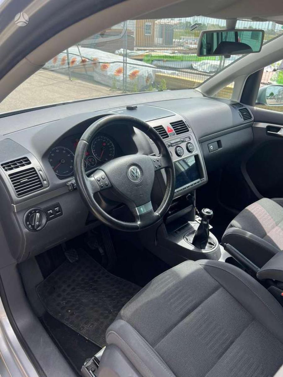 Grey Volkswagen Touran 2007 in Marijampole, with an engine capacity of 1.39 L and mileage of 215 thousand km for 2650 €, photo 13 on AUTOMOTO.COM.LV