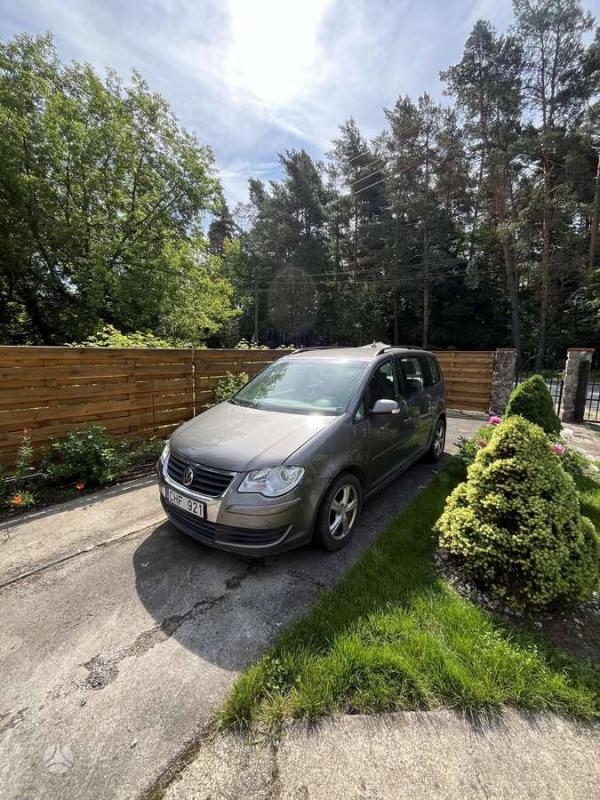 Grey Volkswagen Touran 2007 in Kaunas, with an engine capacity of 1.39 L and mileage of 305 thousand km for 1700 €, photo 3 on AUTOMOTO.COM.LV