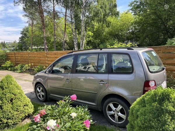 Grey Volkswagen Touran 2007 in Kaunas, with an engine capacity of 1.39 L and mileage of 305 thousand km for 1700 €, photo 4 on AUTOMOTO.COM.LV