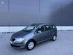 Pelēks Volkswagen Touran 2007 Šauļi, ar dzinēja tilpumu 1.60 L un nobraukumu 248 tūkst. km par 2890 €, foto 4 vietnē AUTOMOTO.COM.LV
