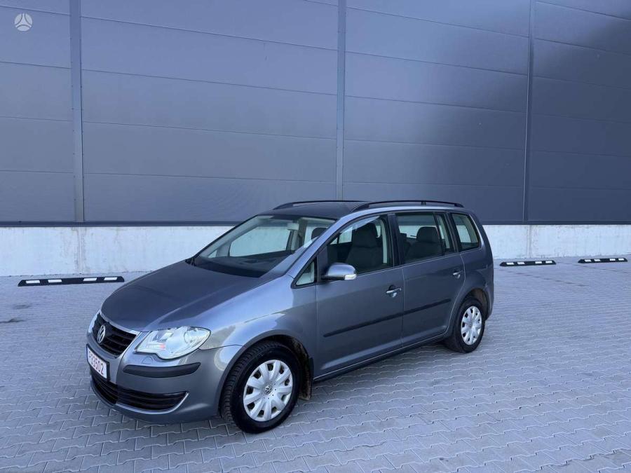 Pelēks Volkswagen Touran 2007 Šauļi, ar dzinēja tilpumu 1.60 L un nobraukumu 248 tūkst. km par 2890 €, foto 4 vietnē AUTOMOTO.COM.LV