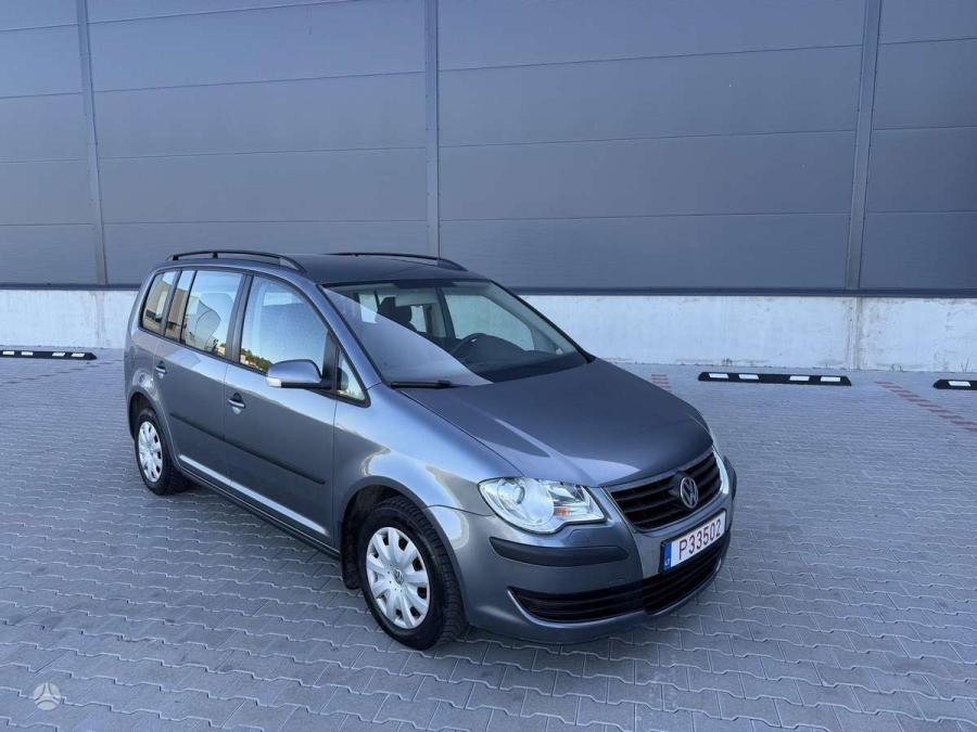 Pelēks Volkswagen Touran 2007 Šauļi, ar dzinēja tilpumu 1.60 L un nobraukumu 248 tūkst. km par 2890 €, foto 5 vietnē AUTOMOTO.COM.LV