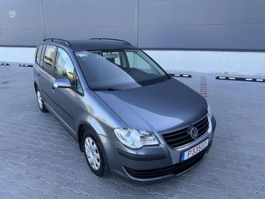 Pelēks Volkswagen Touran 2007 Šauļi, ar dzinēja tilpumu 1.60 L un nobraukumu 248 tūkst. km par 2890 €, foto 7 vietnē AUTOMOTO.COM.LV