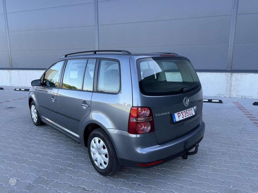 Pelēks Volkswagen Touran 2007 Šauļi, ar dzinēja tilpumu 1.60 L un nobraukumu 248 tūkst. km par 2890 €, foto 13 vietnē AUTOMOTO.COM.LV