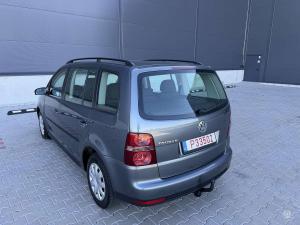 Pelēks Volkswagen Touran 2007 Šauļi, ar dzinēja tilpumu 1.60 L un nobraukumu 248 tūkst. km par 2890 €, foto 17 vietnē AUTOMOTO.COM.LV