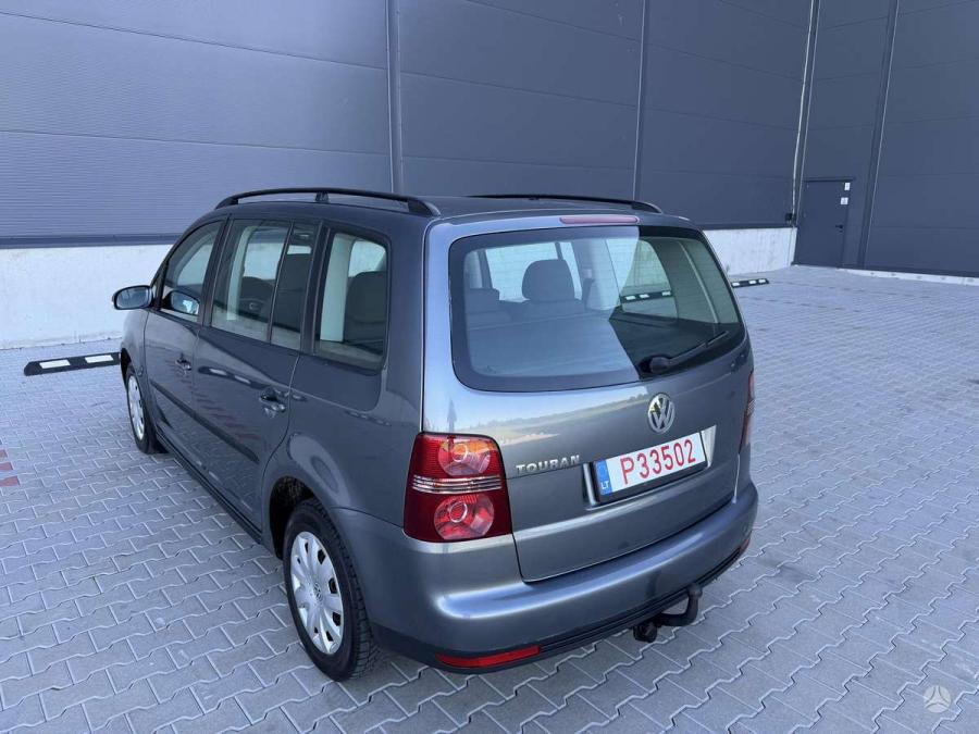 Pelēks Volkswagen Touran 2007 Šauļi, ar dzinēja tilpumu 1.60 L un nobraukumu 248 tūkst. km par 2890 €, foto 17 vietnē AUTOMOTO.COM.LV