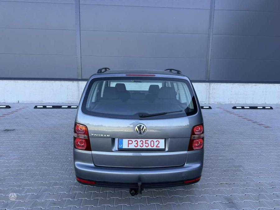 Pelēks Volkswagen Touran 2007 Šauļi, ar dzinēja tilpumu 1.60 L un nobraukumu 248 tūkst. km par 2890 €, foto 18 vietnē AUTOMOTO.COM.LV