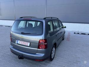 Pelēks Volkswagen Touran 2007 Šauļi, ar dzinēja tilpumu 1.60 L un nobraukumu 248 tūkst. km par 2890 €, foto 19 vietnē AUTOMOTO.COM.LV