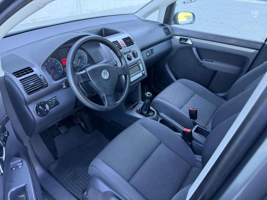 Pelēks Volkswagen Touran 2007 Šauļi, ar dzinēja tilpumu 1.60 L un nobraukumu 248 tūkst. km par 2890 €, foto 20 vietnē AUTOMOTO.COM.LV