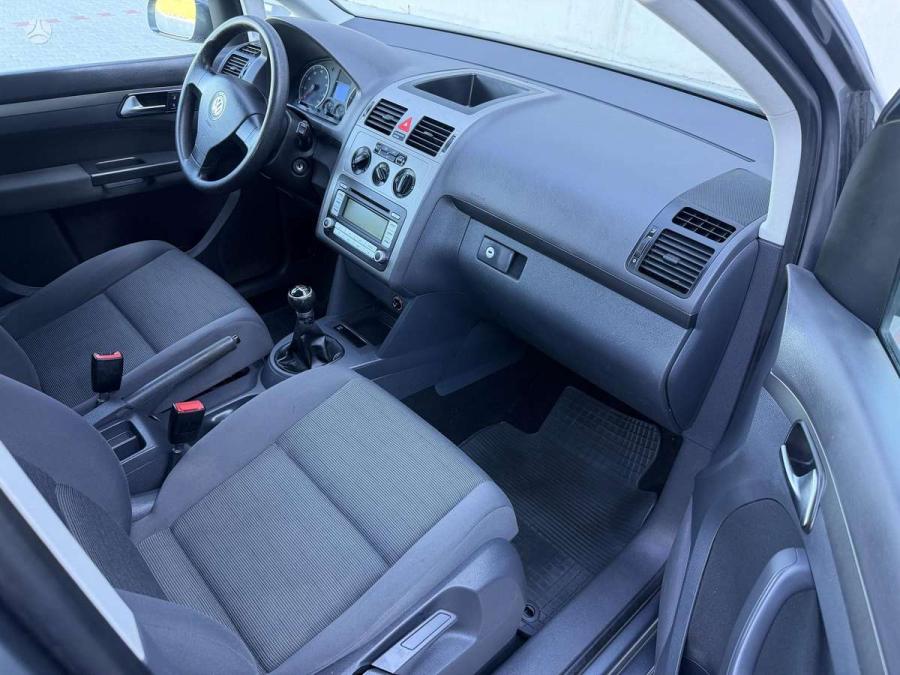 Pelēks Volkswagen Touran 2007 Šauļi, ar dzinēja tilpumu 1.60 L un nobraukumu 248 tūkst. km par 2890 €, foto 21 vietnē AUTOMOTO.COM.LV