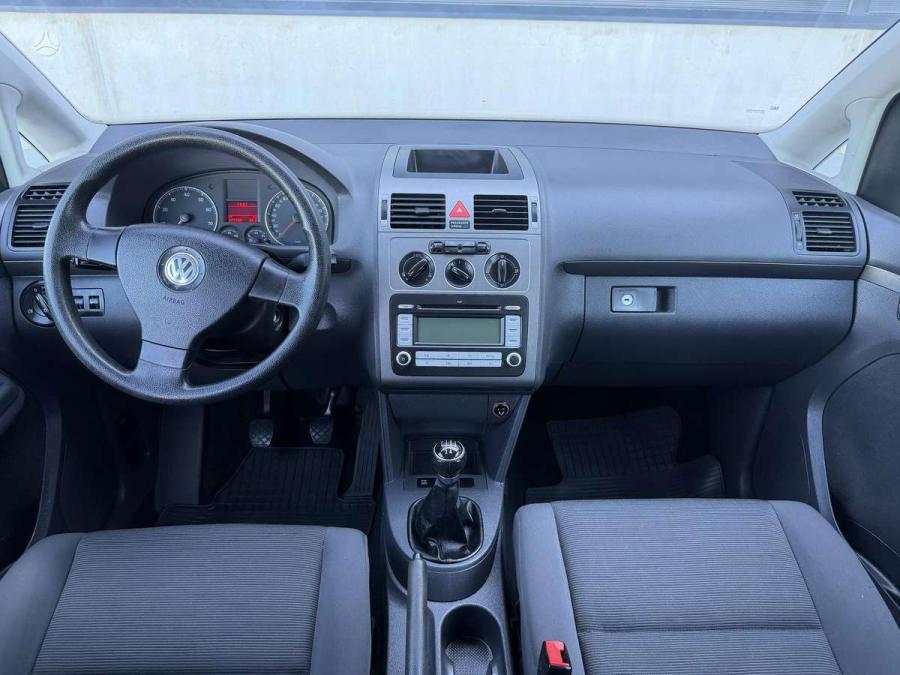Pelēks Volkswagen Touran 2007 Šauļi, ar dzinēja tilpumu 1.60 L un nobraukumu 248 tūkst. km par 2890 €, foto 24 vietnē AUTOMOTO.COM.LV
