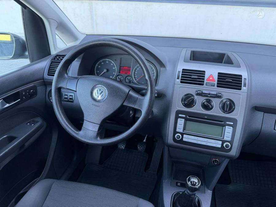 Pelēks Volkswagen Touran 2007 Šauļi, ar dzinēja tilpumu 1.60 L un nobraukumu 248 tūkst. km par 2890 €, foto 25 vietnē AUTOMOTO.COM.LV