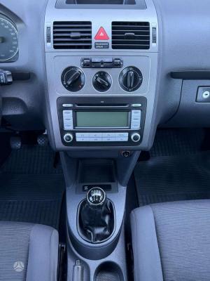 Pelēks Volkswagen Touran 2007 Šauļi, ar dzinēja tilpumu 1.60 L un nobraukumu 248 tūkst. km par 2890 €, foto 26 vietnē AUTOMOTO.COM.LV