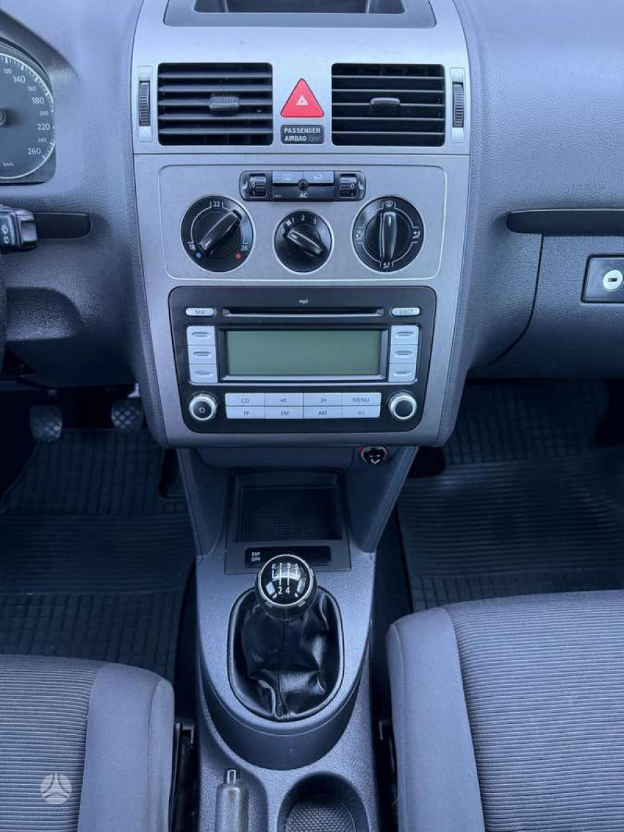 Pelēks Volkswagen Touran 2007 Šauļi, ar dzinēja tilpumu 1.60 L un nobraukumu 248 tūkst. km par 2890 €, foto 26 vietnē AUTOMOTO.COM.LV
