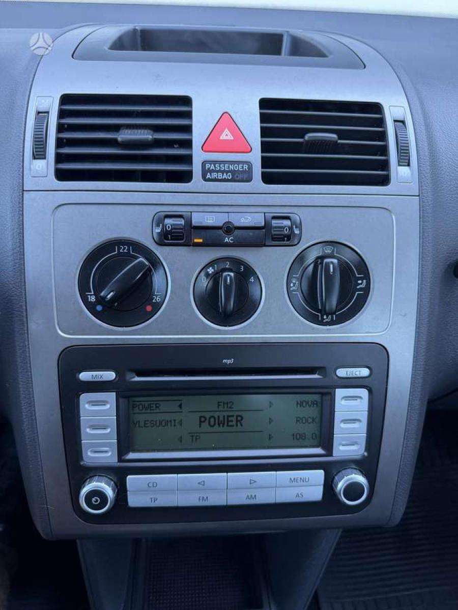 Pelēks Volkswagen Touran 2007 Šauļi, ar dzinēja tilpumu 1.60 L un nobraukumu 248 tūkst. km par 2890 €, foto 27 vietnē AUTOMOTO.COM.LV