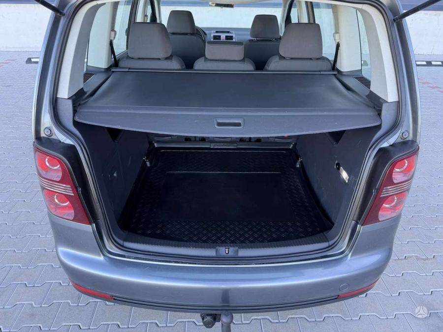 Pelēks Volkswagen Touran 2007 Šauļi, ar dzinēja tilpumu 1.60 L un nobraukumu 248 tūkst. km par 2890 €, foto 28 vietnē AUTOMOTO.COM.LV