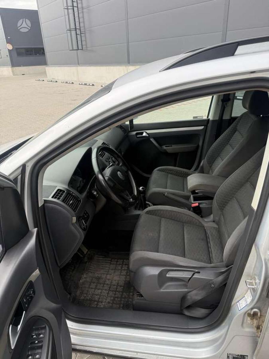 Grey Volkswagen Touran 2007 in Siauliai, with an engine capacity of 1.90 L and mileage of 290 thousand km for 2350 €, photo 6 on AUTOMOTO.COM.LV