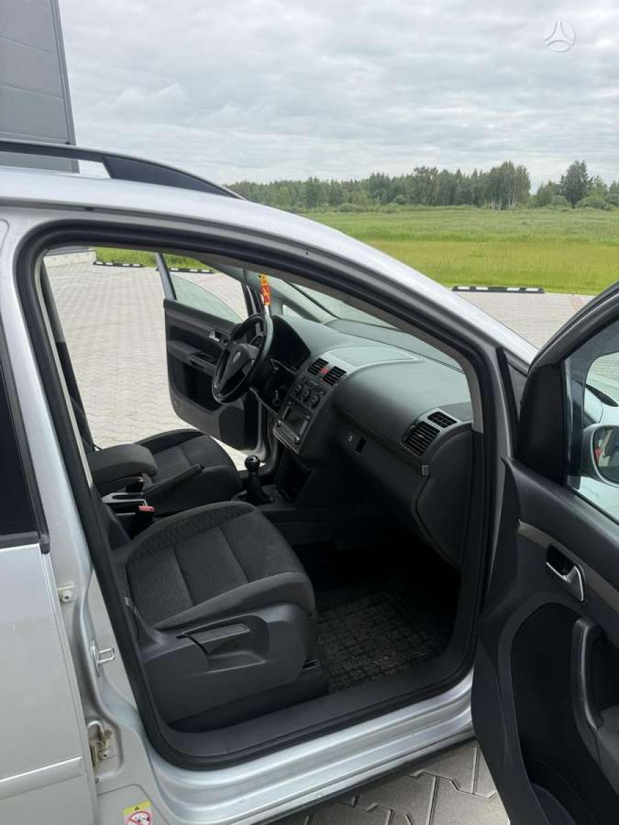 Grey Volkswagen Touran 2007 in Siauliai, with an engine capacity of 1.90 L and mileage of 290 thousand km for 2350 €, photo 7 on AUTOMOTO.COM.LV