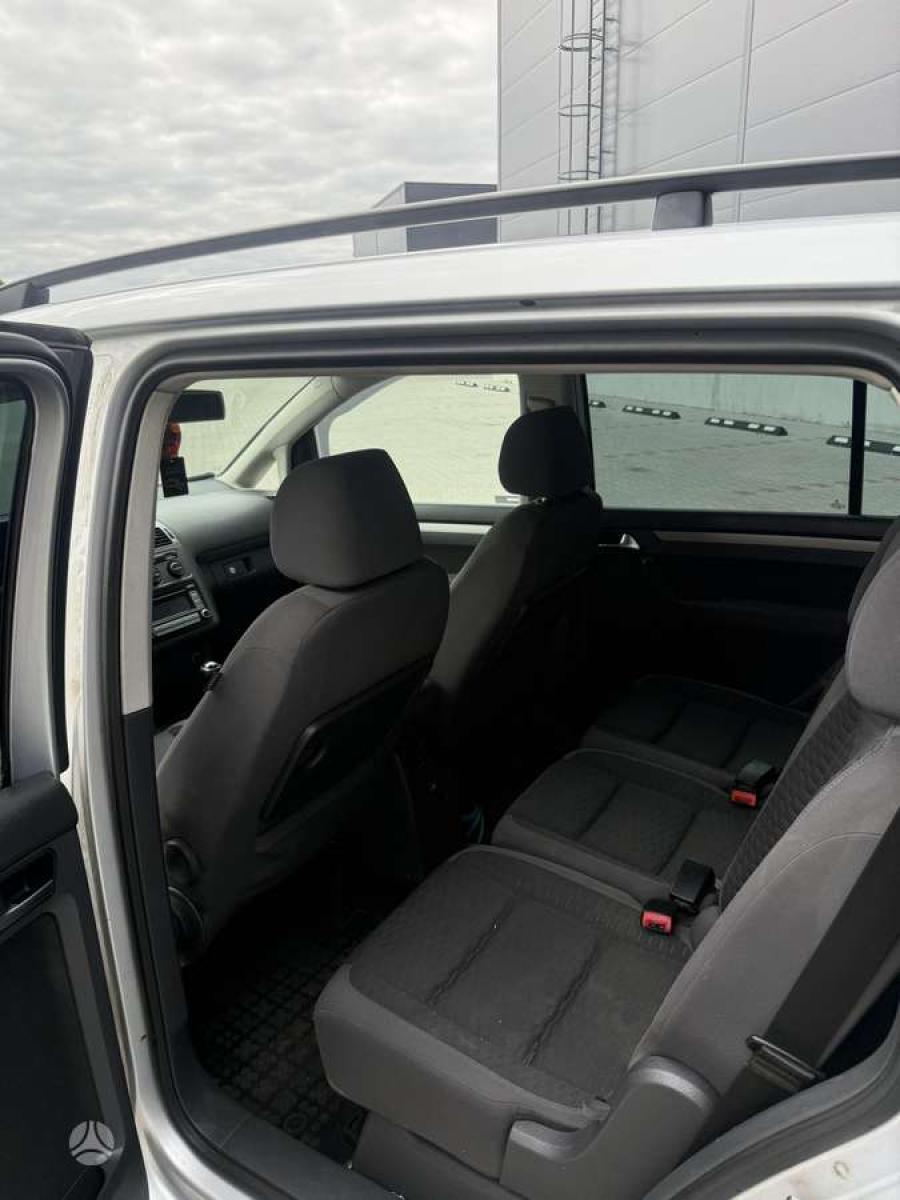 Grey Volkswagen Touran 2007 in Siauliai, with an engine capacity of 1.90 L and mileage of 290 thousand km for 2350 €, photo 8 on AUTOMOTO.COM.LV