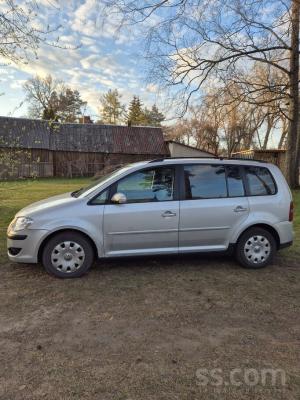 Pelēks Volkswagen Touran 2007 Dobele, ar dzinēja tilpumu 1.90 L un nobraukumu 359 tūkst. km par 2300 €, foto 3 vietnē AUTOMOTO.COM.LV