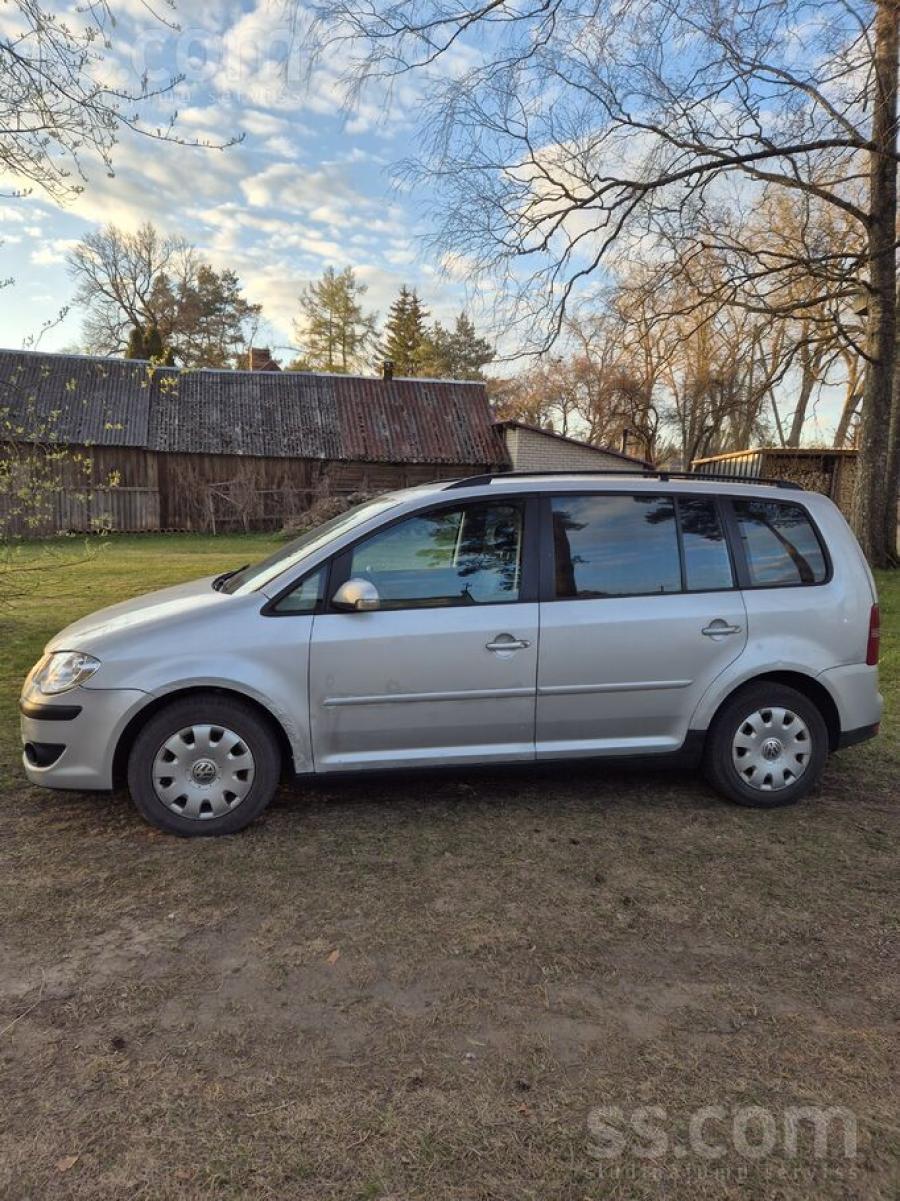 Pelēks Volkswagen Touran 2007 Dobele, ar dzinēja tilpumu 1.90 L un nobraukumu 359 tūkst. km par 2300 €, foto 3 vietnē AUTOMOTO.COM.LV