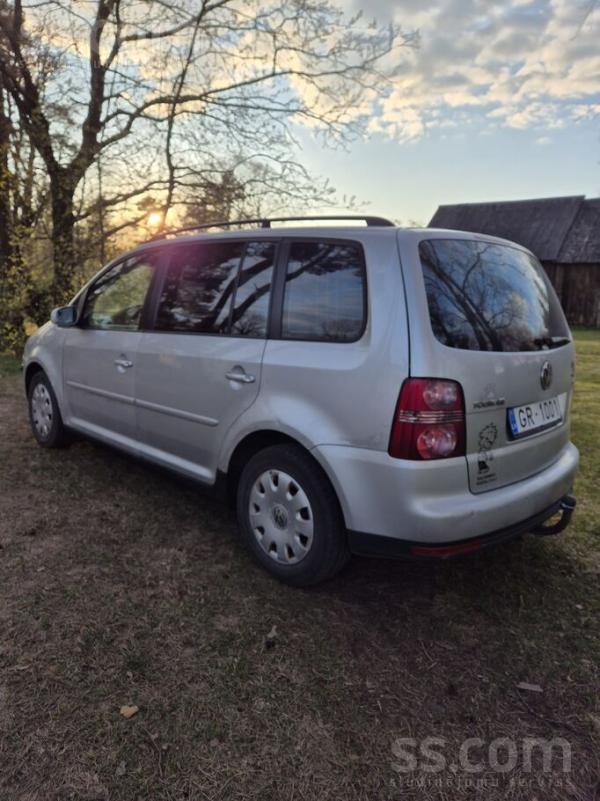 Pelēks Volkswagen Touran 2007 Dobele, ar dzinēja tilpumu 1.90 L un nobraukumu 359 tūkst. km par 2300 €, foto 3 vietnē AUTOMOTO.COM.LV