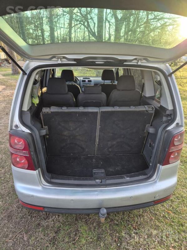 Pelēks Volkswagen Touran 2007 Dobele, ar dzinēja tilpumu 1.90 L un nobraukumu 359 tūkst. km par 2300 €, foto 9 vietnē AUTOMOTO.COM.LV